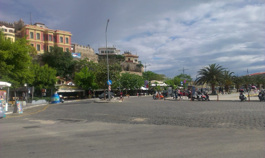 Χρειάζεται ένας «πιλοτικός κυκλικός κόμβος» απέναντι από την πλατεία ...