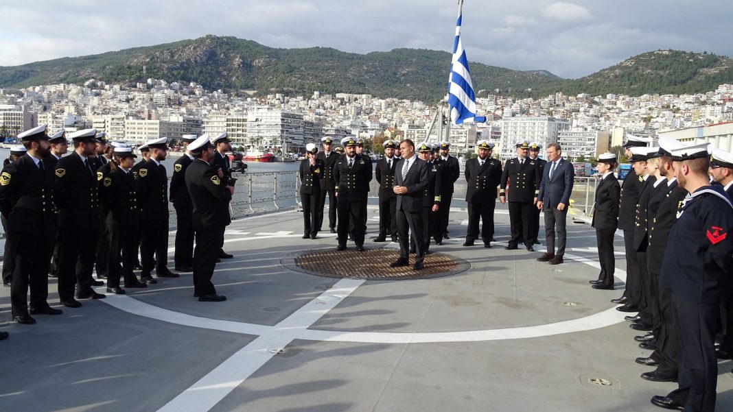 Μικροί και μεγάλοι επισκέπτονται την φρεγάτα «Νικηφόρος Φωκάς», που ...