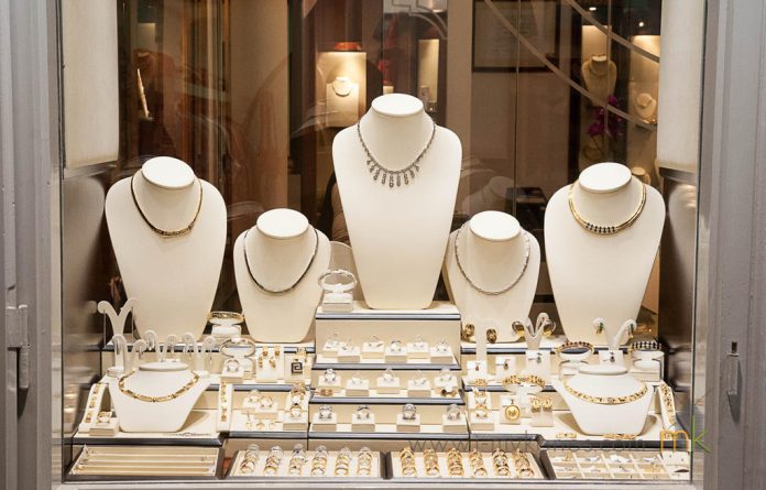 Έγινε κλοπή κοσμημάτων μεγάλης αξίας από κοσμηματοπωλείο στην Καβάλα ...