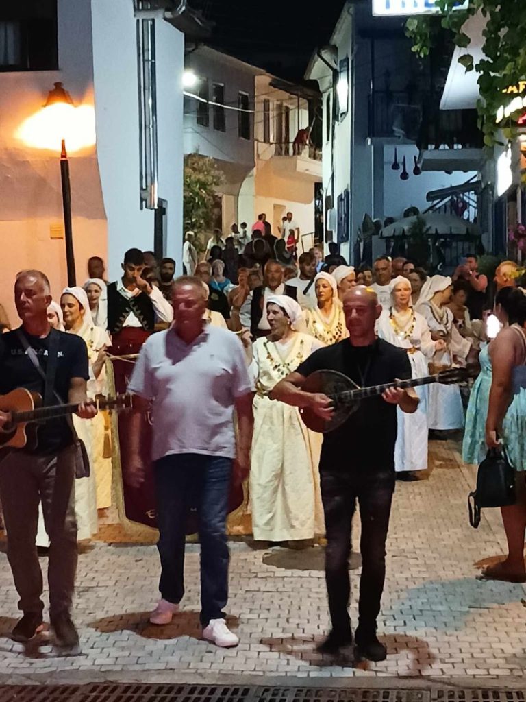 Κέφι, χορός, χαρά, ένωσαν τους ντόπιους με τους ξένους στο έθιμο ...